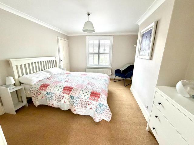 5 bedroom detached house to rent