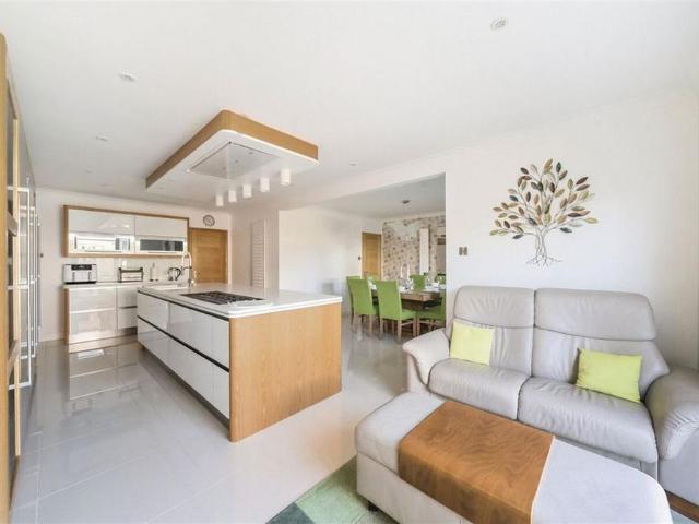 5 bedroom detached house to rent