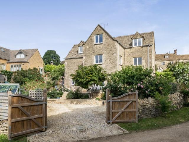 5 bedroom detached house to rent