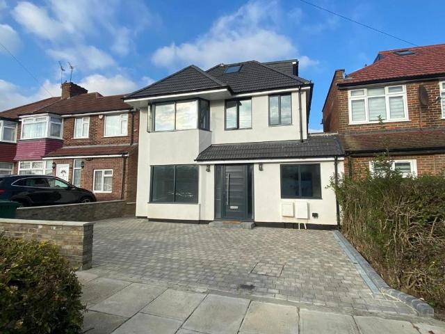 5 bedroom detached house to rent