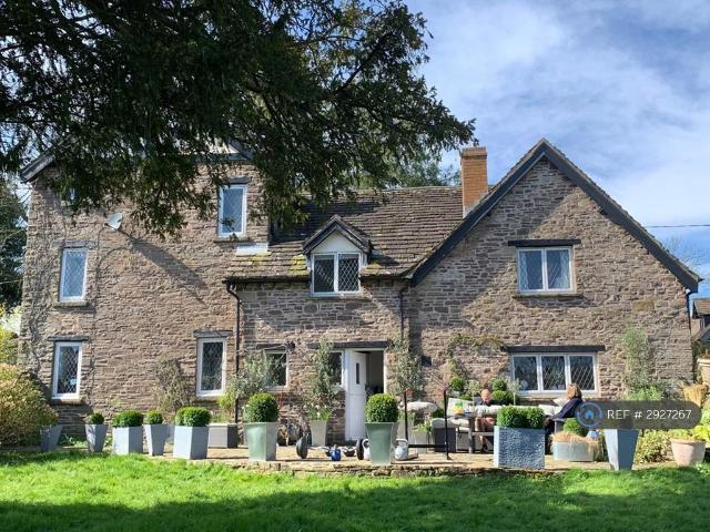 5 bedroom detached house to rent