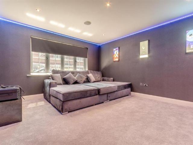 5 bedroom detached house to rent