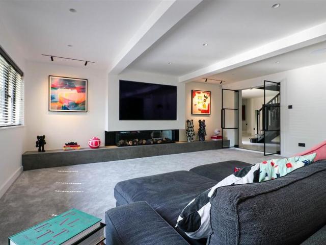 5 bedroom detached house to rent