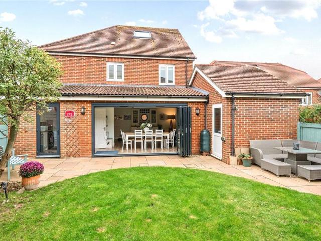 5 bedroom detached house to rent