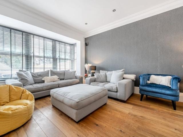 5 bedroom detached house to rent