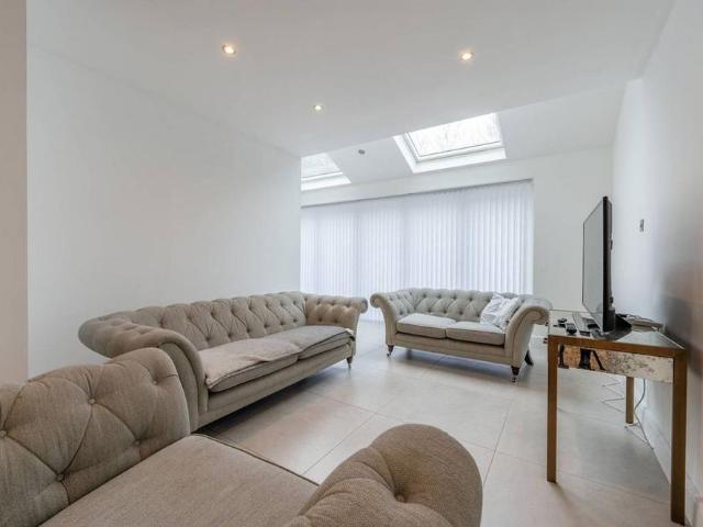 5 bedroom detached house to rent