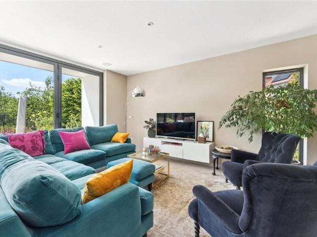 5 bedroom detached house to rent