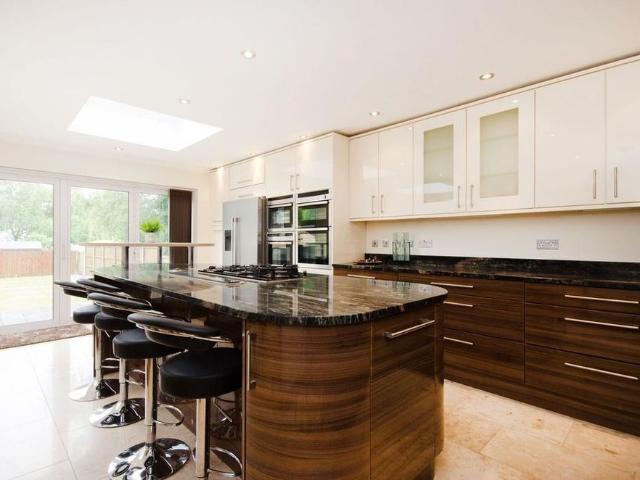 5 bedroom detached house to rent