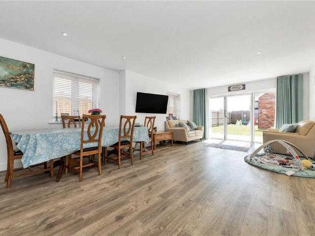 5 bedroom detached house to rent