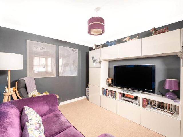 5 bedroom detached house to rent