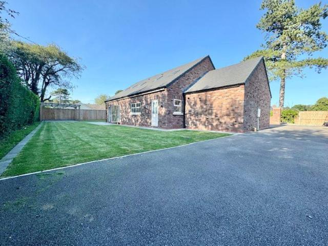 5 bedroom detached house to rent