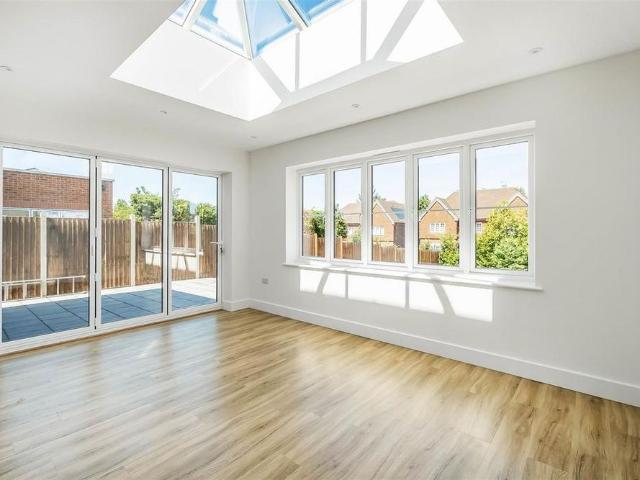 5 bedroom detached house to rent