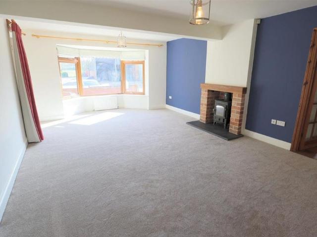 5 bedroom detached house to rent