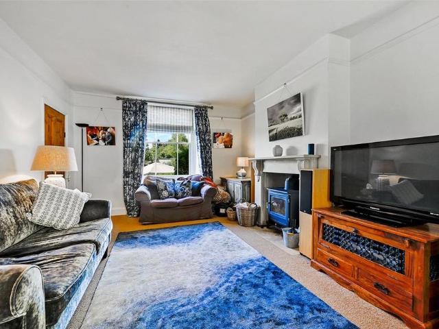 5 bedroom detached house to rent
