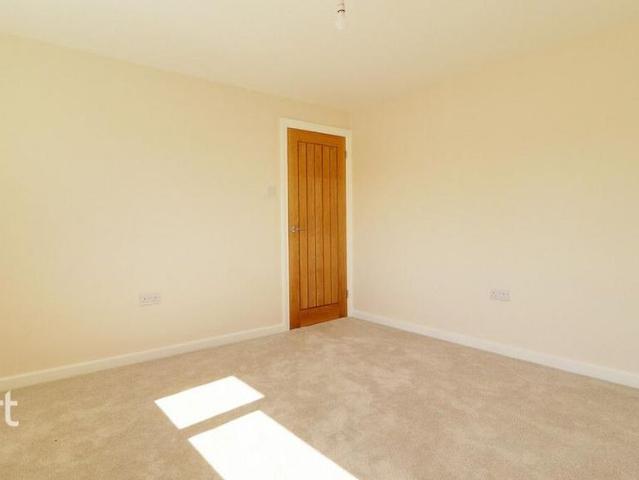 5 bedroom detached house to rent
