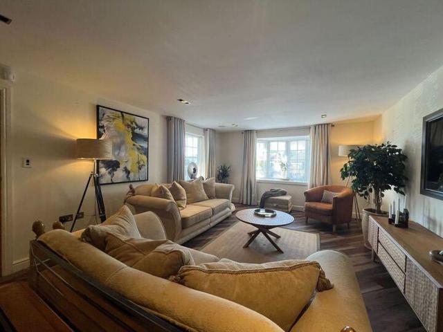 5 bedroom detached house to rent
