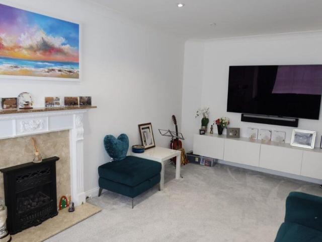 5 bedroom detached house to rent