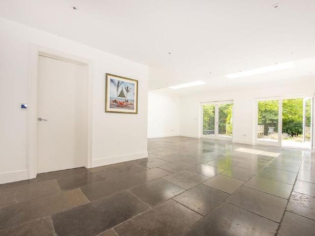 5 bedroom detached house to rent