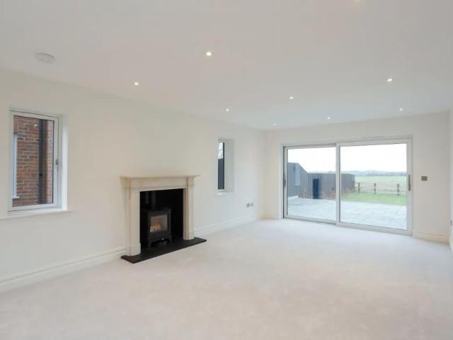5 bedroom detached house to rent