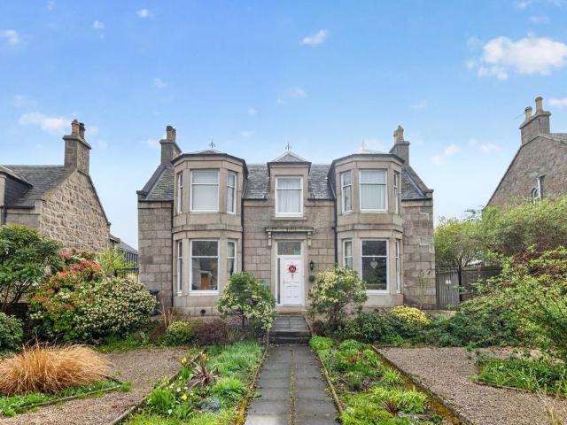 5 bedroom detached house to rent