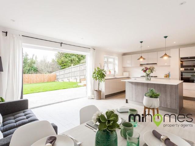 5 bedroom detached house to rent