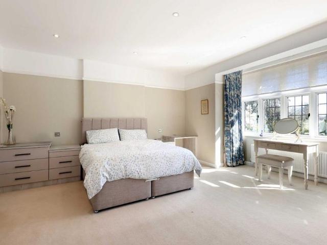5 bedroom detached house to rent