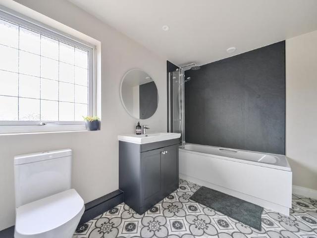 5 bedroom detached house to rent