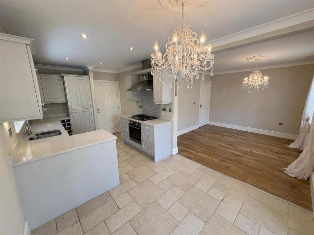 5 bedroom detached house to rent