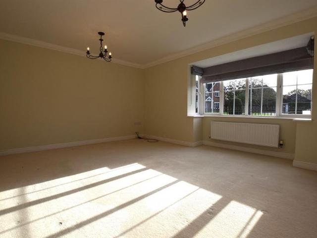 5 bedroom detached house to rent
