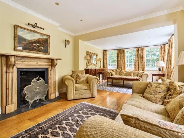 5 bedroom detached house to rent