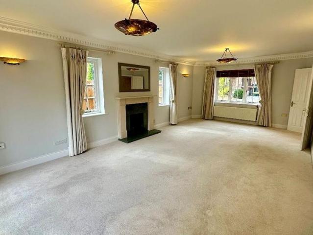 5 bedroom detached house to rent