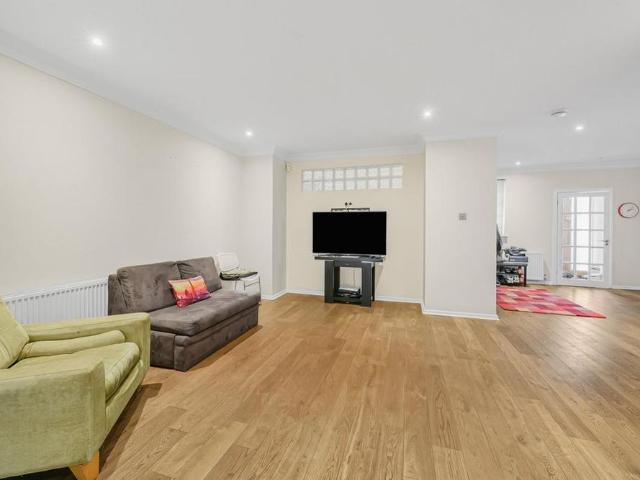 5 bedroom detached house to rent