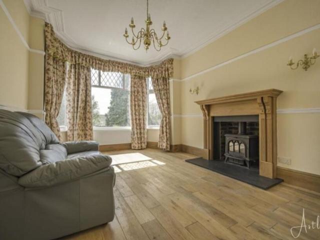 5 bedroom detached house to rent