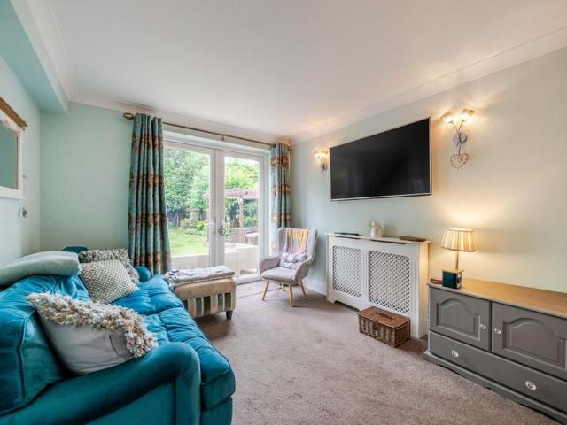 5 bedroom detached house to rent