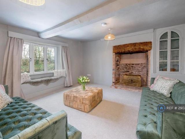 5 bedroom detached house to rent