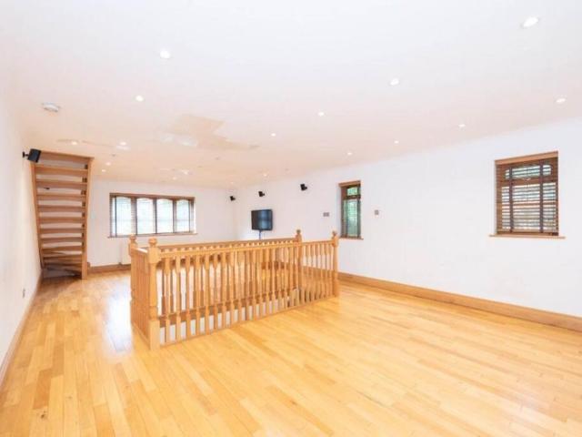 5 bedroom detached house to rent