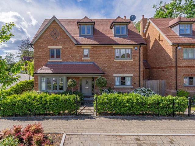 5 bedroom detached house to rent