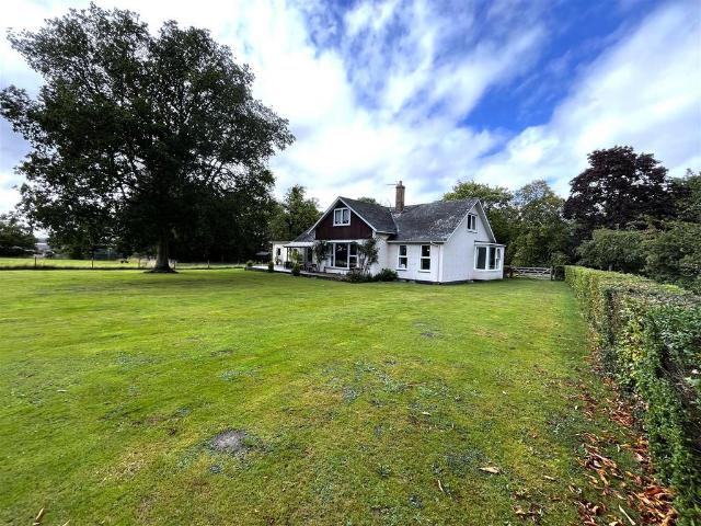 5 bedroom detached house to rent