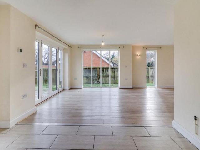5 bedroom detached house to rent