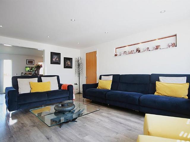 5 bedroom detached house to rent