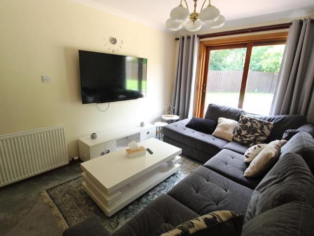 5 bedroom detached house to rent