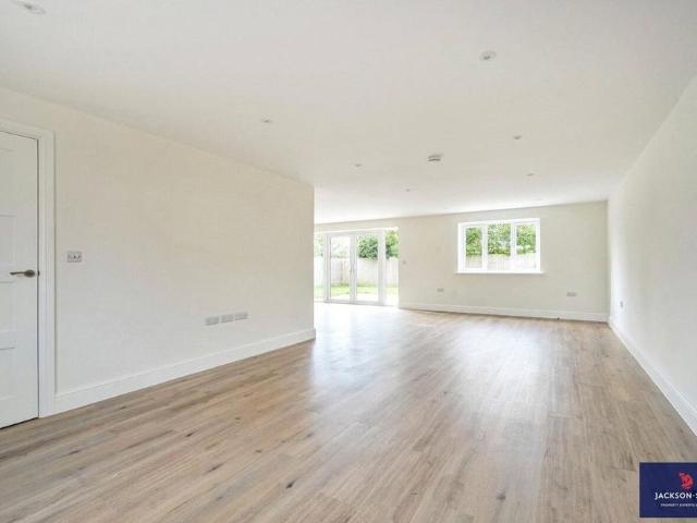 5 bedroom detached house to rent