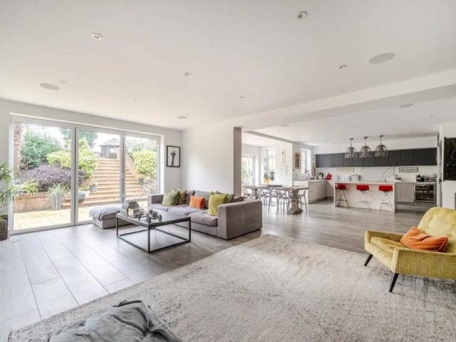 5 bedroom detached house to rent