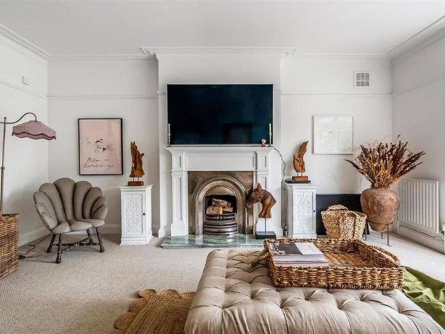 5 bedroom detached house to rent
