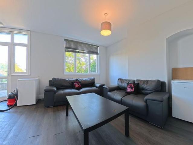 5 bedroom detached house to rent