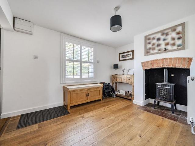 5 bedroom detached house to rent