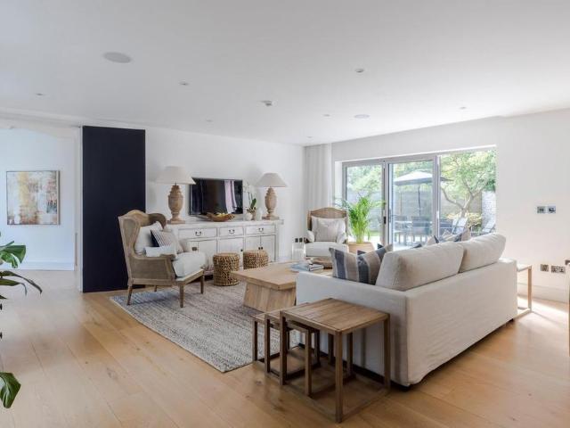 5 bedroom detached house to rent