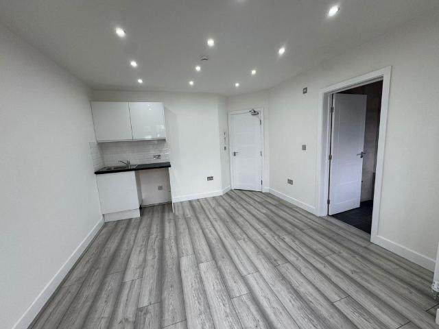 5 bedroom detached house to rent