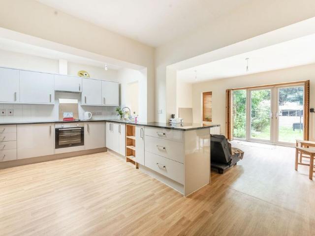 5 bedroom detached house to rent