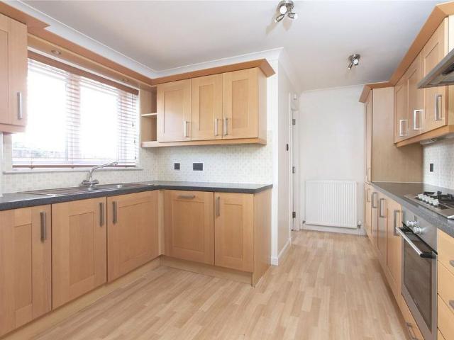 5 bedroom detached house to rent